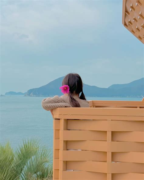 여행 비글리맘 𖤐 오션뷰 거제 바람의언덕 카페🌿 거제 바다를 한눈에 담을 수 있는 오션뷰 카페 바람의 언덕 🫶 탁 트인 푸른 바다와 브런치 커피와 함께하는 여유로운