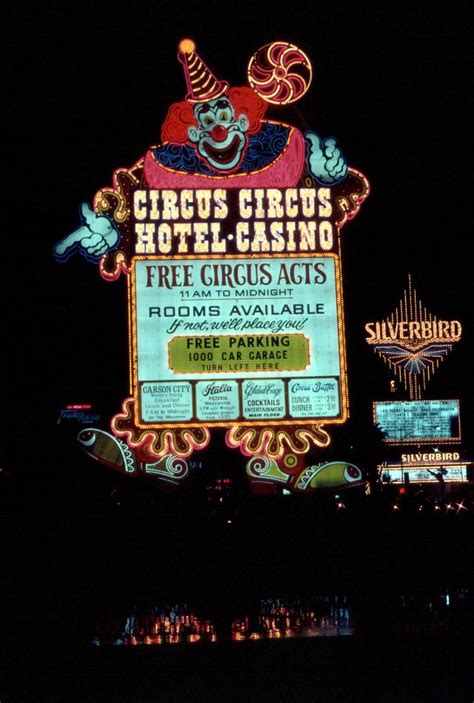 34 Amazing Photos That Capture Las Vegas Strip At Night In The 1970s