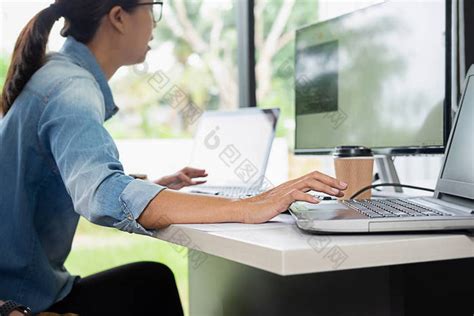 从事软件开发和编码技术的程序员网站设计技图片 包图网企业站