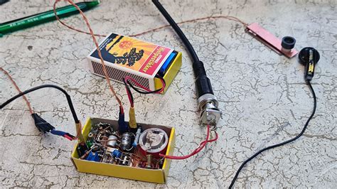 Matchbox Transceiver Pushes The Spy Radio Concept To Its Limits Hackaday