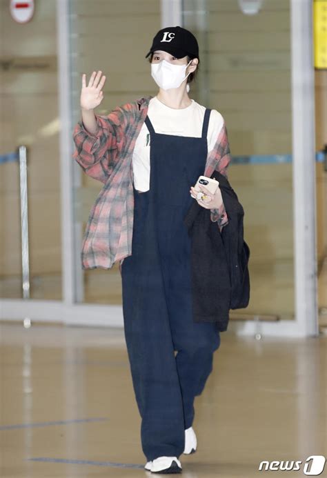 아이유 공항 패션은 귀여운 멜빵바지