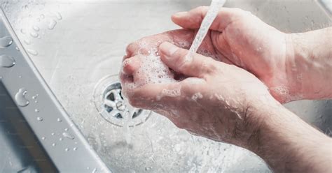 부엌 싱크대에서 물줄기 아래에서 비누 칠한 손을 씻는 남성 사진 Unsplash의 실내 이미지