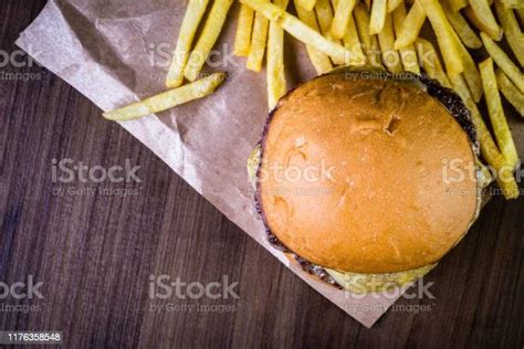 나무 테이블과 소박한 배경에 치즈와 감자 튀김 공예 쇠고기 햄버거 고기에 대한 스톡 사진 및 기타 이미지 고기 굽기 길거리 음식 Istock