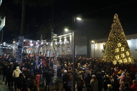 გურჯაანში საახალწლო განათებები და ნაძვის ხე საზეიმოდ აინთო ფოტოები Knews Ge