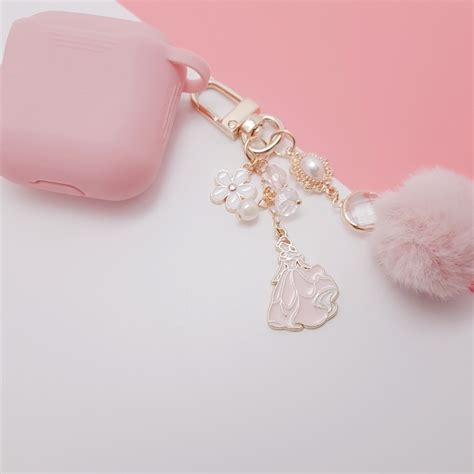 에이스 핑크드레스 폼폼이 키링 👛 ⠀ 딸기우유 가 생각나는 밀크핑크 색 드레스 입은 공주와 보들보들