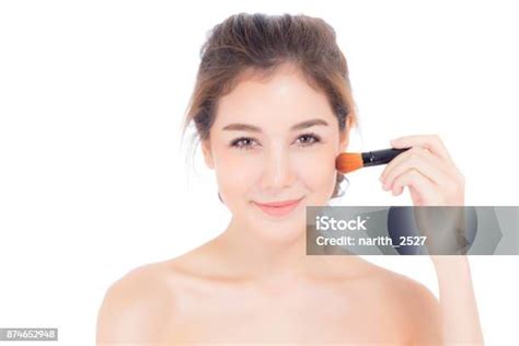 적용 하는 뷰티 아시아 여자 뺨 소녀 블러셔 스킨케어 및 화장품 개념의 아름 다운 흰색 배경에 고립의 브러시로 메이크업 건강한 생활방식에 대한 스톡 사진 및 기타 이미지