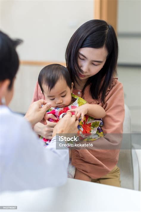 청진기를 사용하여 의사가 검사하는 아기 소아과 의사 의사는 심장 박동을 검사하는 청진기로 아기를 검사 할 준비를합니다 아기에 대한 스톡 사진 및 기타 이미지 Istock