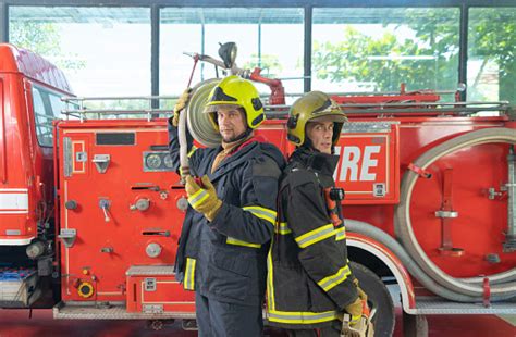 백인 소방관이나 소방관 팀의 초상화가 유니폼을 입고 경력을 쌓고 있습니다 응급 사고 구조 사람 소방차와 영웅 팀워크 서비스 작업 30 34세에 대한 스톡 사진 및 기타