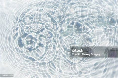 투명한 물에 야자수 잎의 그림자와 떨어지는 물 방울 상단 보기 플랫 레이 계절에 대한 스톡 사진 및 기타 이미지 계절