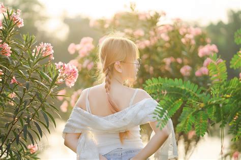 무료 이미지 여자들 레이디 모델 사람 사진술 벽지 어깨 화이트 웨딩 드레스 꽃잎 플래시 사진 People In Nature 행복 신부 의류 햇빛