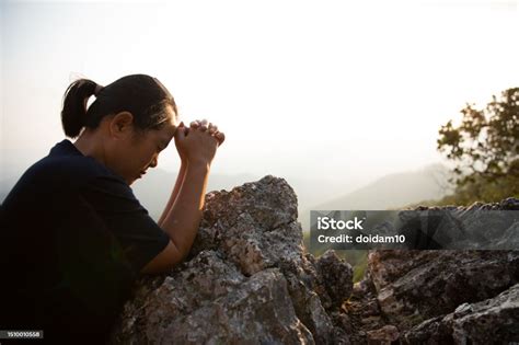 신에게 기도하는 여자 아시아 여성 성인 유행 모델 순간을 느끼고 즐기고 정상에서 행복을 느낀다 여성 기독교 숭배자 구조에 대한 스톡 사진 및 기타 이미지 Istock