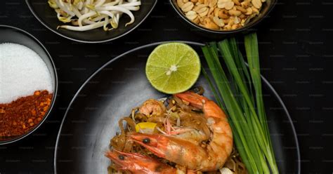 태국 음식의 상위 뷰 라임 콩나물 골파와 함께 제공되는 새우와 함께 구운 태국 국수를 저어 패드 타이 사진 Unsplash의 해산물 이미지