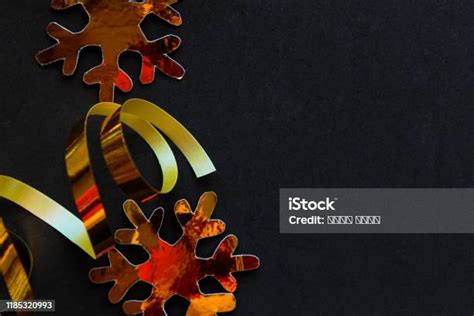 검은 배경에 황금 장식입니다 플랫 레이 상단 보기 복사 공간 메리 크리스마스와 새해 복 어 해 0명에 대한 스톡 사진 및 기타 이미지 Istock