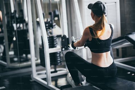 피트니스 라이프스타일 개념 스포츠 체육관에서 운동하는 섹시한 여성 사진 Unsplash의 체육관 여자 이미지