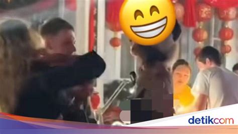 Geger Turis Setengah Telanjang Jalan Jalan Di Kota Tua