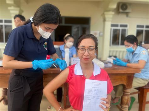 សកម្មភាពចាក់វ៉ាក់សាំងកូវីដ ១៩ ដូសទី៦ ជូនមន្ត្រីរាជការ នៅមន្ទីរសុខាភិបាលនៃរដ្ឋបាលខេត្តកោះកុង