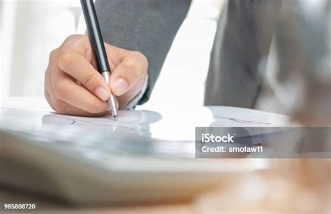 아시아 비즈니스 여자 관리자 확인 하 고 신청자 작성 문서 보고서 서류 회사 신청서에 서명 또는 등록 데스크 사무실에 주장 문서 보고서 및 비즈니스 개념 없음 가입서에 대한