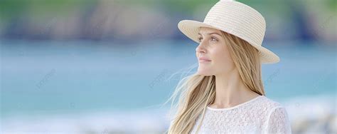 밀짚모자를 쓴 아름다운 소녀가 웃으며 카메라를 바라보고 있습니다 아름다운 여자 빨대 배경 일러스트 및 사진 무료 다운로드 Pngtree