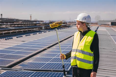 태양 전지판을 청소하는 노동자 지속 가능한 에너지 일자리 건설 산업에 대한 스톡 사진 및 기타 이미지 건설 산업 기술자 깨끗한 Istock
