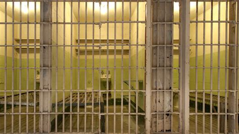 Криминалисти от Сливен задържаха отново британец за разврат с момчета Nova