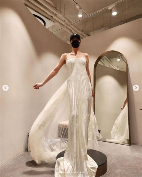 미련없이 끝 김혜수 살아있는 청룡 트로피의 드레스 피팅 비하인드 텐아시아