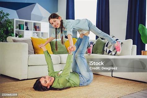밝고 아늑한 거실에서 함께 놀며 즐거운 시간을 보내고 유대감을 쌓는 행복한 엄마와 딸 10 11세에 대한 스톡 사진 및 기타 이미지 10 11세 2명 35 39세