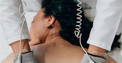 얼굴과 몸의 전기 자극 및 근육 토닝을위한 미세 감각 전기 바이오 Ems 미세 전류 치료 주름 방지 및 노화 방지 리프팅 전도성 장갑을 사용한 대체 요법 사진