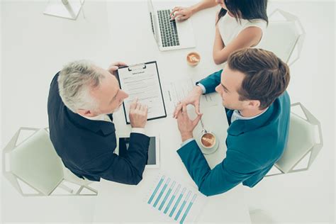 계약을 논의 하는 회의에 공식적인 마모에 2 명의 실업가의 상위 뷰 가리키기에 대한 스톡 사진 및 기타 이미지 가리키기 경영자 계약서 Istock