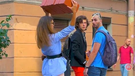 Хрупкая Девушка удивила Мужиков своей Силой Приколы над людьми Смотреть онлайн в поиске