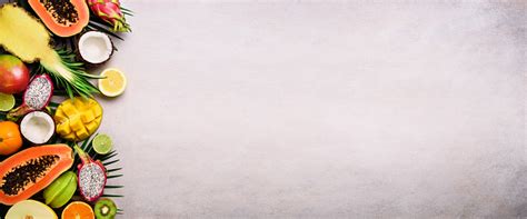 이국적인 과일과 열 대 팜 회색 콘크리트 배경에 파파야 망고 파인애플 바나나 Carambola 드래곤 과일 키 위 레몬 오렌지 멜론 코코넛 라임 잎 상위 뷰 0명에 대한