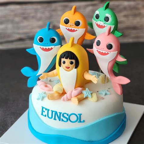 Sujung 아기상어 케이크 유튜브 용으로 만들었습니다 너무너무 이뻐♡♡♡ 슈가크래프트 이벤트 장식용 케이크