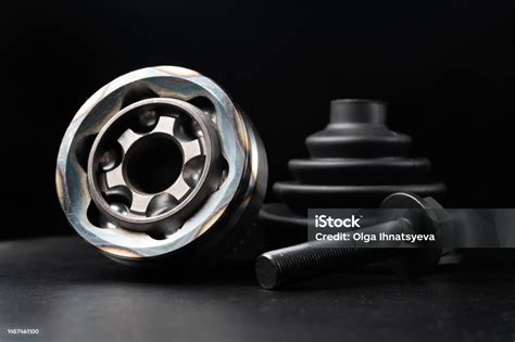 자동차 Cv 조인트 검은색 배경에 구동축 연결 새로운 등속 조인트 새로운 자동차 Cv 조인트 자동차 서비스 또는 유지 보수를위한