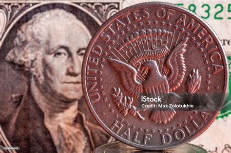 1 미국 달러 지폐의 배경에 독수리를 묘사 50 미국 센트 동전의 역면 0명에 대한 스톡 사진 및 기타 이미지 0명 1 달러 지폐 미국 지폐 통화 경제 Istock