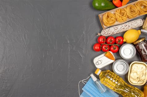 푸드 뱅크 음식 배달 개념 파스타 신선한 채소 통조림 식품 바게트 식용유 복사 공간이있는 회색 콘크리트 배경에 음식과 의약품