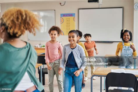 아이들 흑인 여성 교사와 함께 교실에서 미소 행복 신체 운동을 위한 춤 행복한 아이들 학교 및 다양성 멘토 지원을 통한 팀워크 및 학습 10 11세에 대한 스톡 사진 및