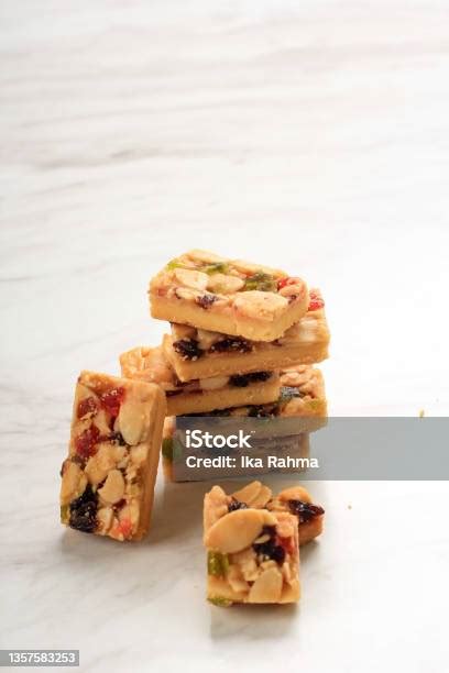 흰색 대리석 배경에 쌓인 피렌체 아몬드 쿠키 밀가루 건포도 아몬드 체리 꿀로 만들어졌습니다 크리스마스와 레바란에 대 한 인기 건포도에 대한 스톡 사진 및 기타 이미지