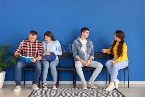 人们在室内排队等候高清图片下载 正版图片504576866 摄图网