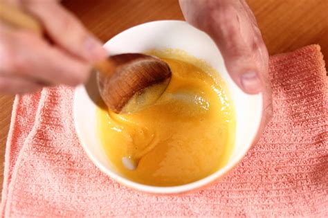 노른자를 설탕과 소금과 섞습니다 나무 숟가락으로 마요네즈를 만들기 건강한 식생활에 대한 스톡 사진 및 기타 이미지 건강한 식생활 계란 노른자 남성 Istock