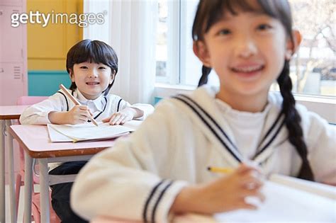 어린이 나이 소년 남성 공부 학교교실 학교건물 수업중 교육 글씨쓰기 움직이는활동 이미지
