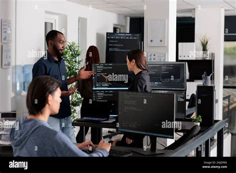 Développeur De Logiciels Dapplications Dactylographiant La Machine Dapprentissage Code Html