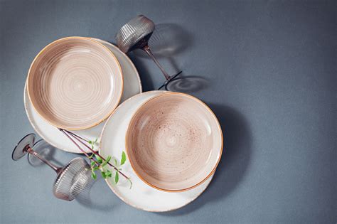 회색 배경에 유약을 바른 세라믹 식기의 평면도 칵테일 잔이 있는 화이트 베이지 저녁 식사 수프 접시 세트 0명에 대한 스톡 사진 및 기타 이미지 Istock