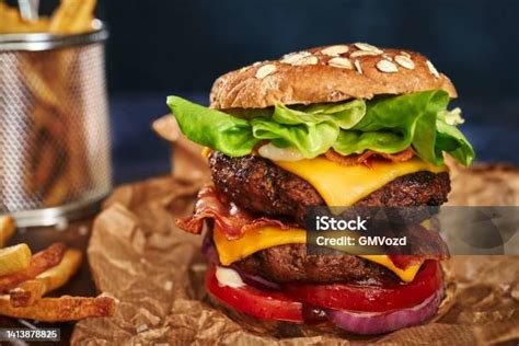 토마토 치즈 베이컨 양파 양상추를 곁들인 더블 비프 버거 미식가에 대한 스톡 사진 및 기타 이미지 미식가 0명 감자 요리 Istock
