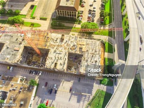 상승 된 고속도로 근처 크레인으로 공사 평면도 나무 상업 건물 강철에 대한 스톡 사진 및 기타 이미지 강철 개발 건설 기계류 Istock