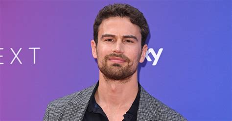 Theo James Used A Prosthetic In White Lotus