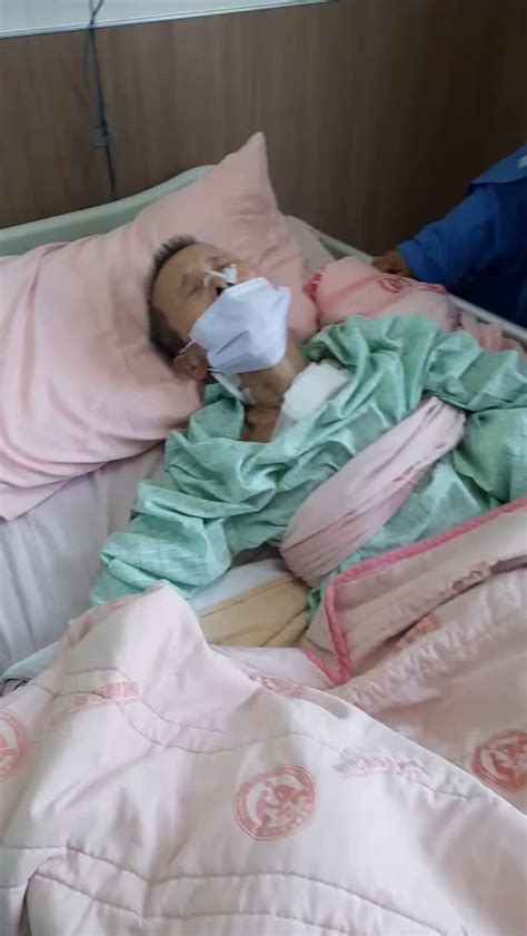 阿公轉到護理之家 以為照護上會更好 但是其實沒有，綁的更厲害⋯⋯ 看到五花大綁 心都揪起來 看完真的好無奈、無力 住進去照護上要家屬簽署同意