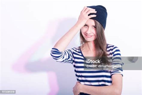 호기심 백인 갈색 머리 소녀 감동 모자의 자연 초상화입니다 흰색에 대한 줄무늬 셔츠에서 포즈수평 이미지 20 24세에 대한 스톡