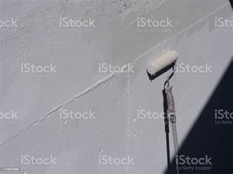 벽에 기대어 흰색 페인트로 젖은 복사 공간이 있는 페인트 롤러 브러시 0명에 대한 스톡 사진 및 기타 이미지 0명 Diy 가사 집안일 Istock