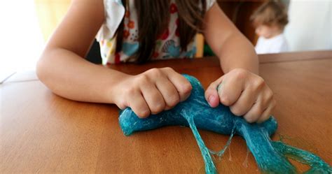 슬라임 끈적 끈적한 손으로 놀고있는 어린이 손 끈적끈적한 탄성 플라스틱으로 손과 손가락을 클로즈업하는 어린 소녀 교육에 대한 스톡 사진 및 기타 이미지 Istock