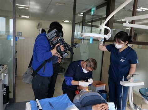 23 12 13 단국대학교 치주과학교실의 신현승 교수님께서 “생로병사의 비밀 [입안의 공포 임플란트 주위염] 890회”에 출연하셨습니다 임플란트 주위염은 치주염을 유발하는