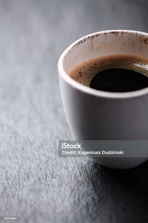 어두운 돌 배경에 커피 한 잔 닫습니다 공간을 복사합니다 0명에 대한 스톡 사진 및 기타 이미지 0명 돌 건축자재 마실 것 Istock
